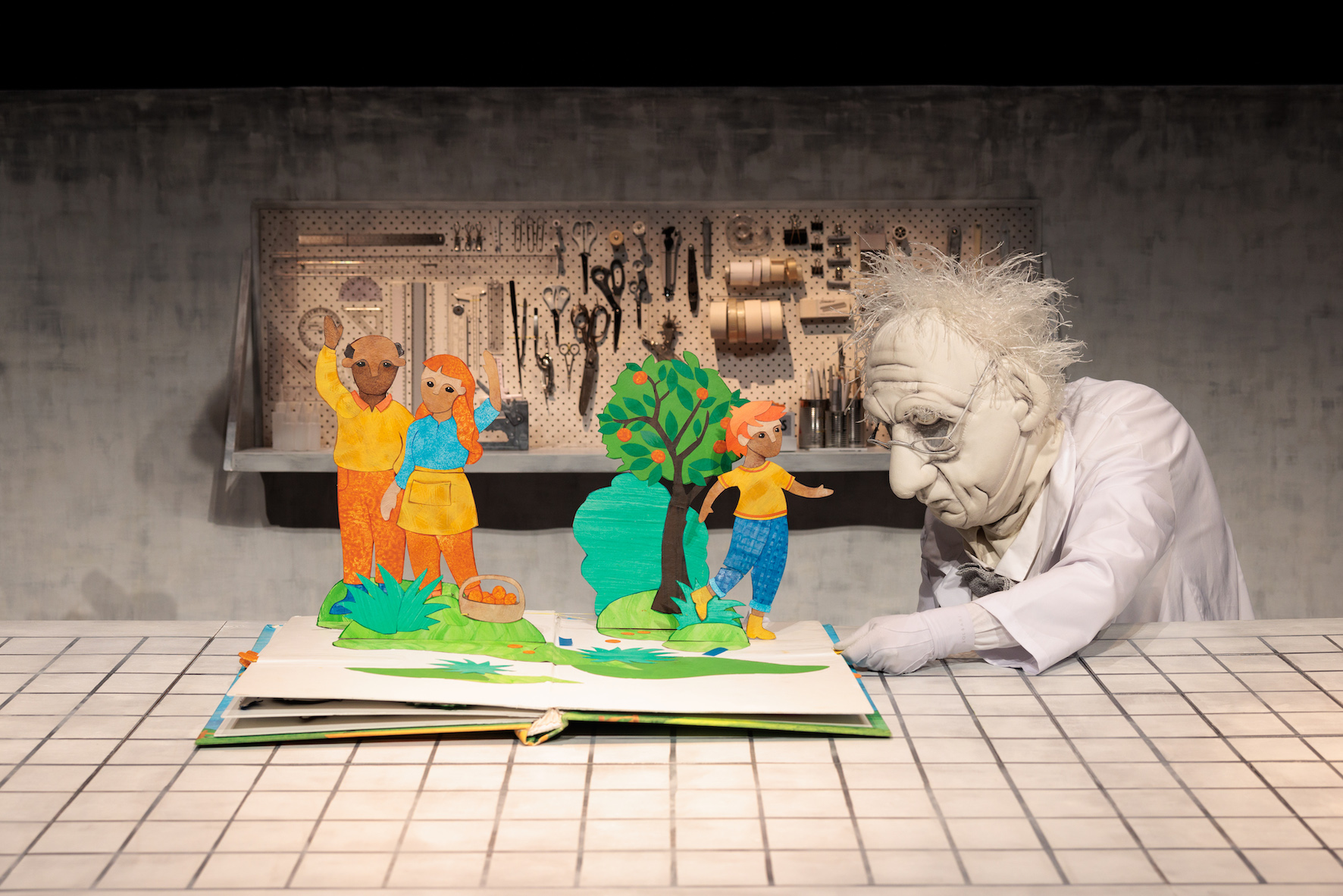 Paper Escaper under lights – Axlebone